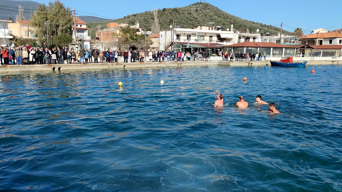 Ο Γιάννης Παπαοικονόμου έπιασε τον Σταυρό στο Πηγάδι Πτελεού - Λαός της ...